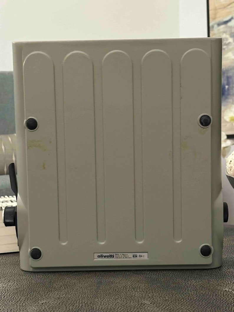 Máquina de escrever Olivetti Lettera 35L com layout AZERTY, década de ...