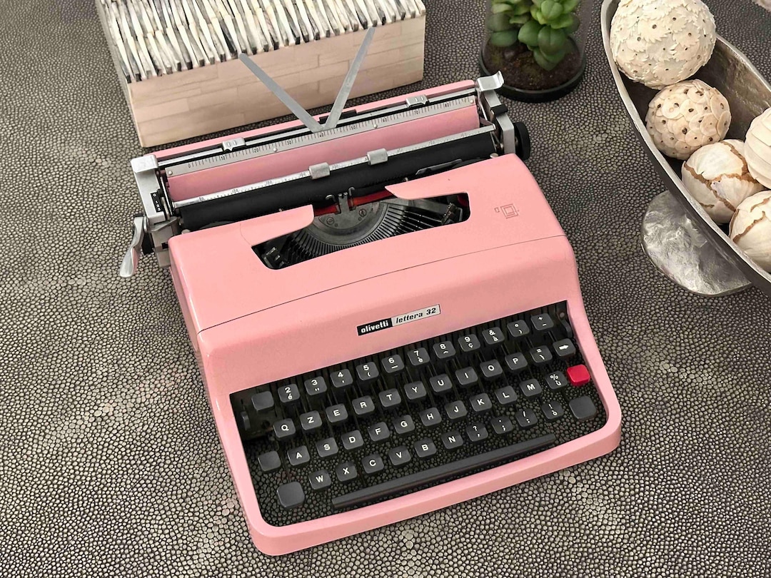 Olivetti Lettera 32 Typewriter in Pink, Qzerty Layout, 1967, Fully ...