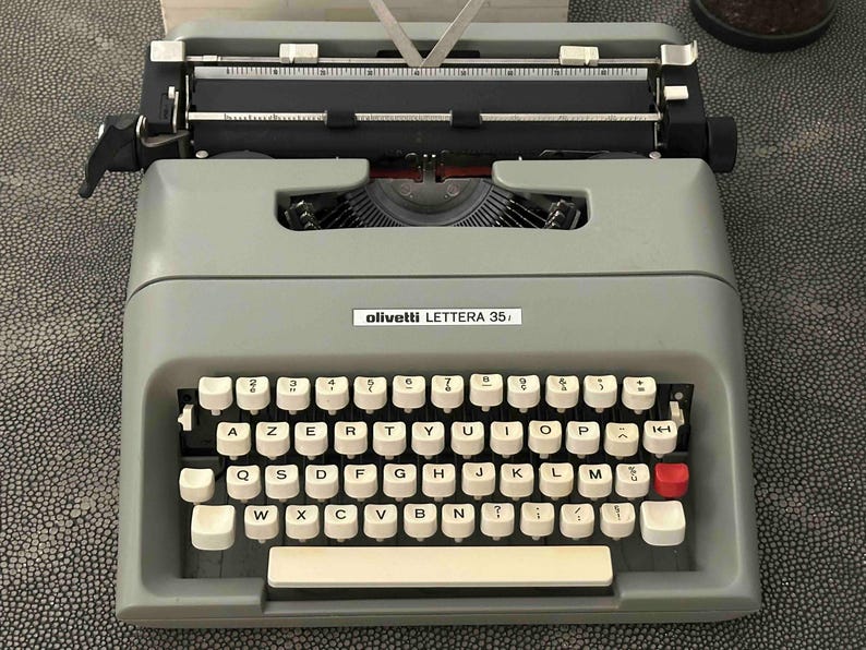 Máquina de escrever Olivetti Lettera 35L com layout AZERTY, década de ...