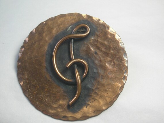 A 1950s Modernist Hammered Copper Designer Pin J27 - Gem