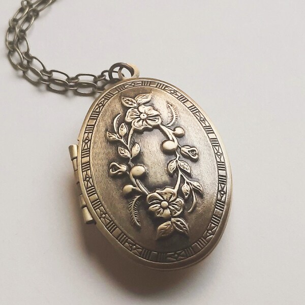 Victorian Locket - Etsy