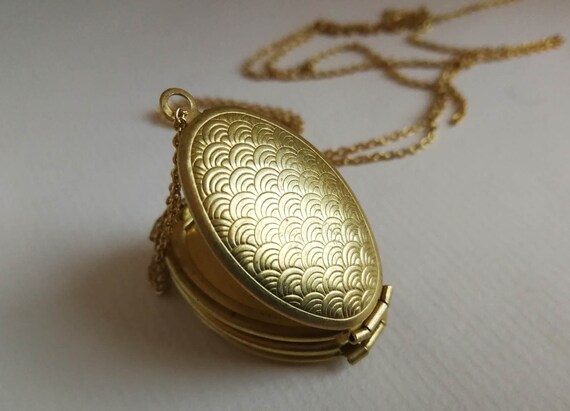 Vintage Family Locket. Brass Oval Locket. Gold Scallop Locket. | Etsy