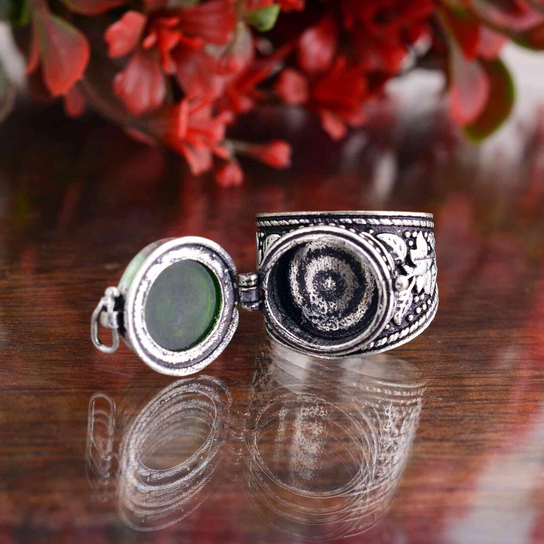 Vintage Silver Poison Ring • Secret Locket Ring • Hidden Compartment ...