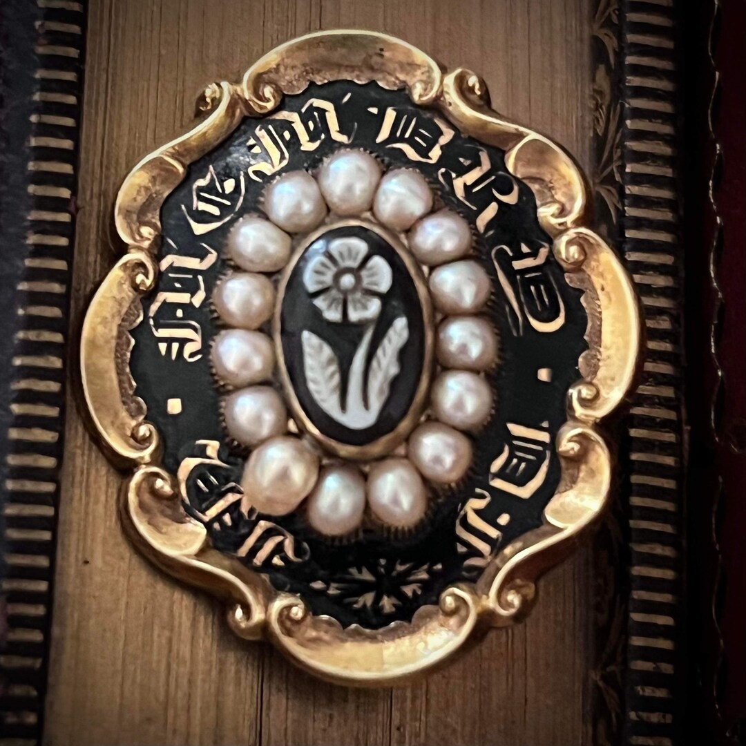Victorian Mourning Brooch “in Memory Of” With Agate Carved Flower and ...