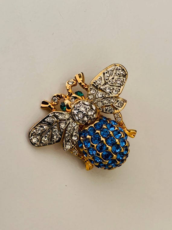 Collectable Classic Pave Studded Rhinestone Bee Brooch - Gem