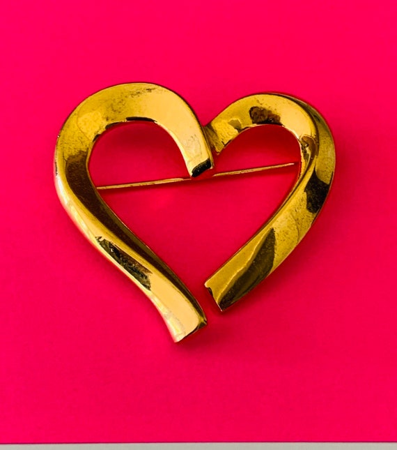 Open Hearted Shiny Gold Decorative Heart Pin - Gem