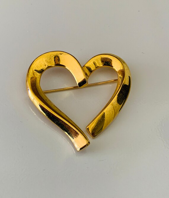 Open Hearted Shiny Gold Decorative Heart Pin - Gem