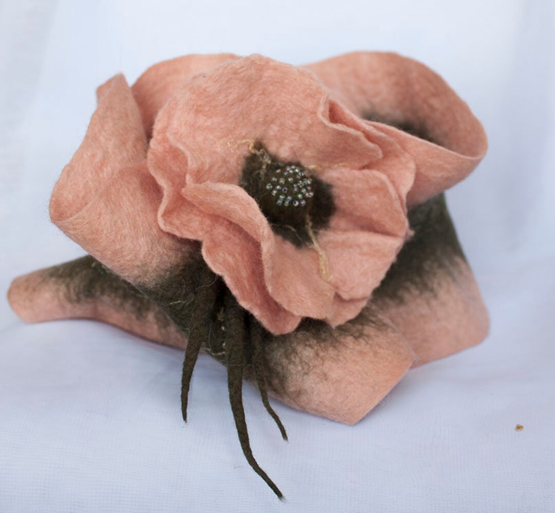 Women's Felted Cartoon Color Ash Roses With Green, Ruffled Collar ...