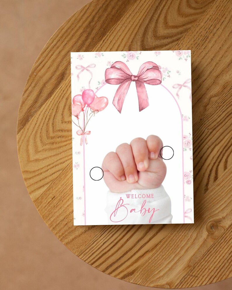 Tarjeta con diseño de la mano de un bebé para regalar un rosario ...