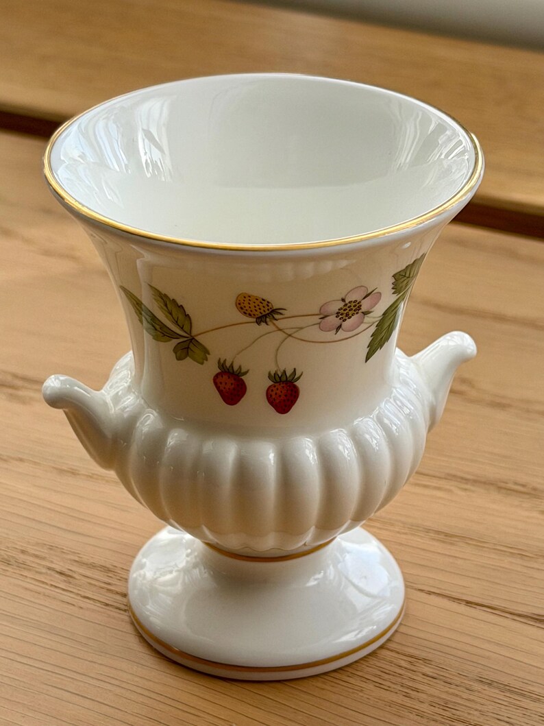 Vintage Wedgwood Wild Strawberry Urn Vase - 22k Gold Gilding, Bone ...