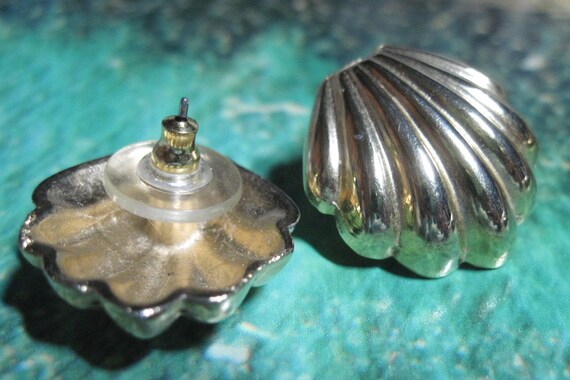 Vintage BEAUTIFUL Gold Shell Look Heavy Metal Stud Ea… - Gem