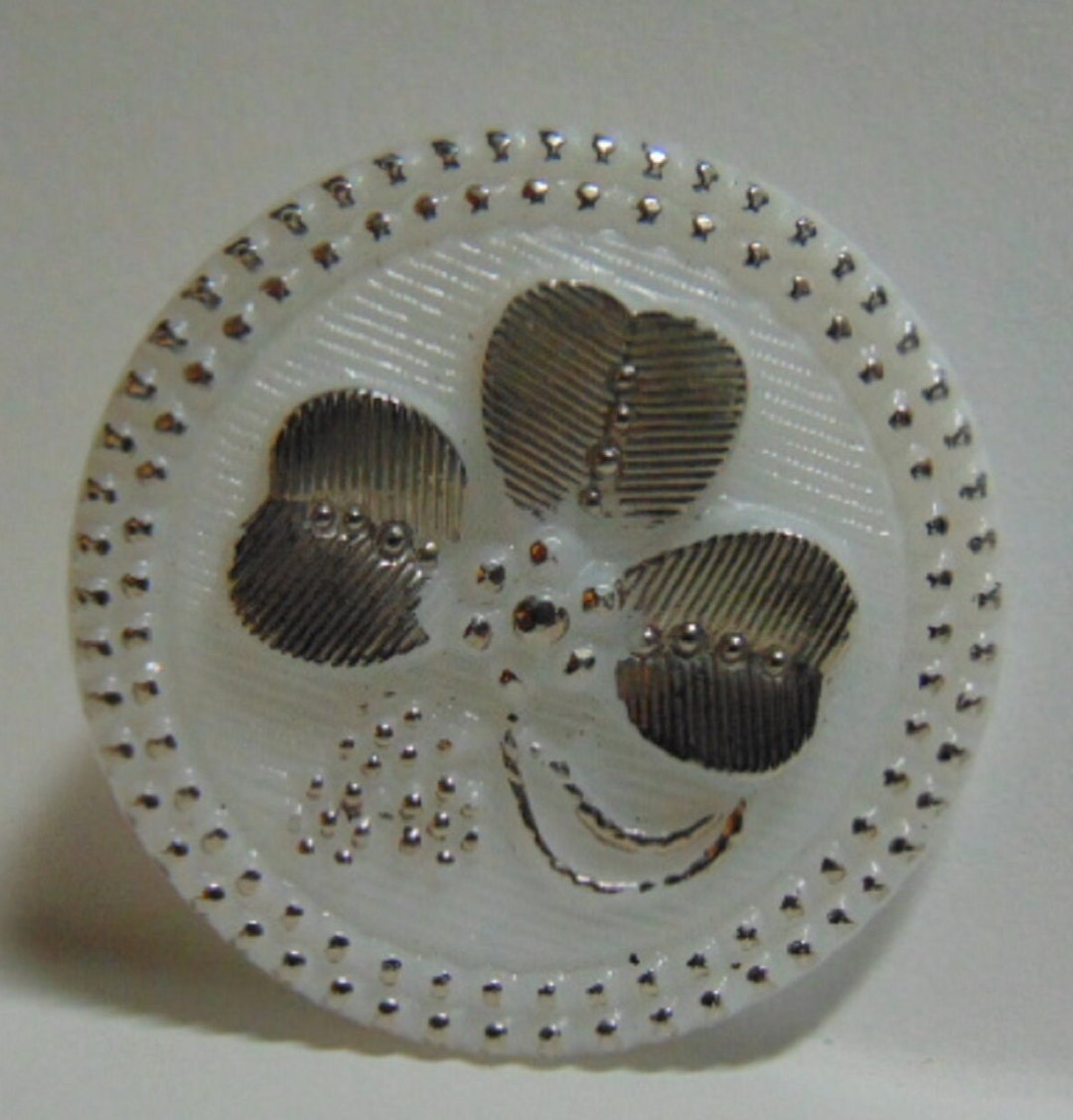 VINTAGE BEAUTIFUL White Milky Glass Button Highly Detailed Clover W ...