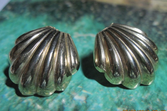 Vintage BEAUTIFUL Gold Shell Look Heavy Metal Stud Ea… - Gem