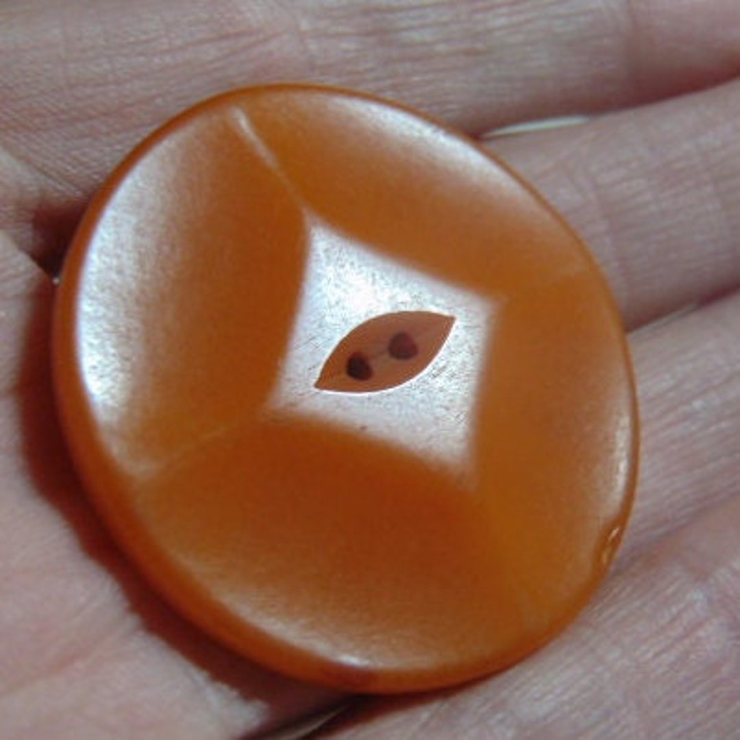 VINTAGE BEAUTIFUL 1940's BIG Nicely Carved Chunky Dark Butterscotch ...