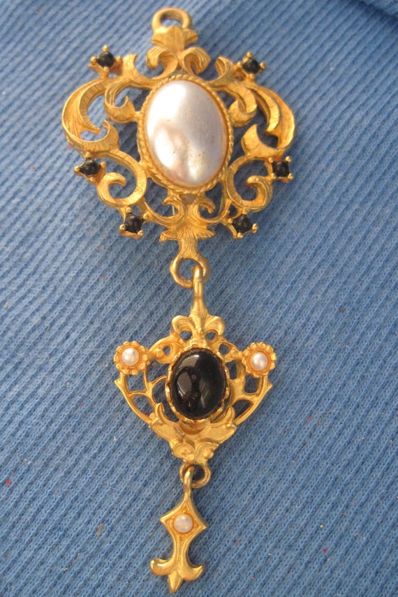 Vintage BEAUTIFUL Gold Art Deco Medallion Style Faux … - Gem Vintage BEAUTIFUL Gold Art Deco Medallion Style Faux … - Gem