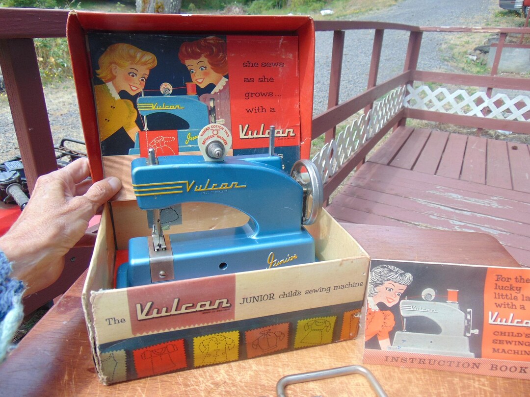 Vintage BEAUTIFUL 40's Blue VULCAN Junior Child's Sew Machine W ...