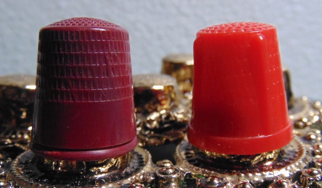 VINTAGE Wonderful Set of 2 Plastic Thimbles 1 Brick Red Basketweave ...