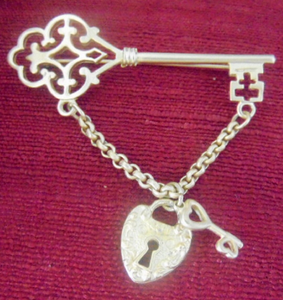 Vintage BEAUTIFUL AVON 90's Gold Key Lock Chain Charm Brooch ...#715 ...