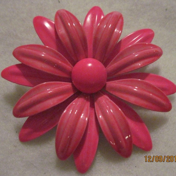Vintage STUNNING 60's 2 Toned HOT Pink Flower Metal B… - Gem