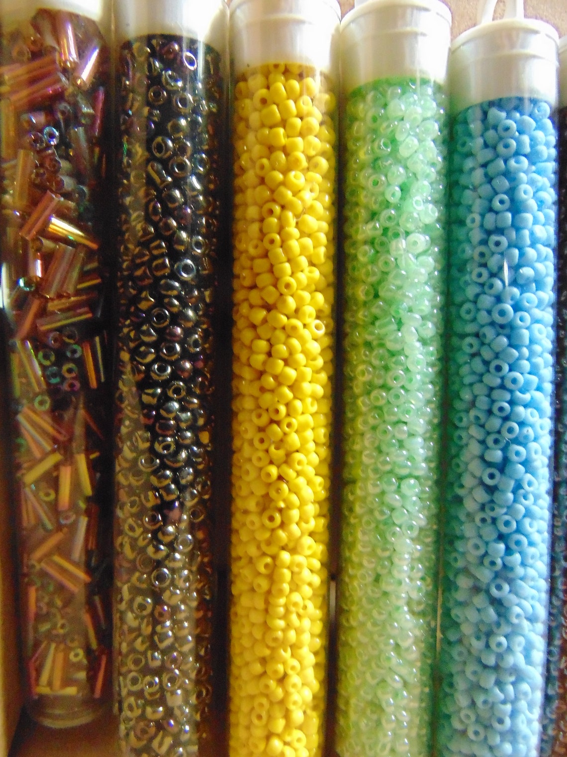 DYNAMITE Bugle Beads 1/4" & Mixed Styles of Seed Bead Size 11/rocaille ...
