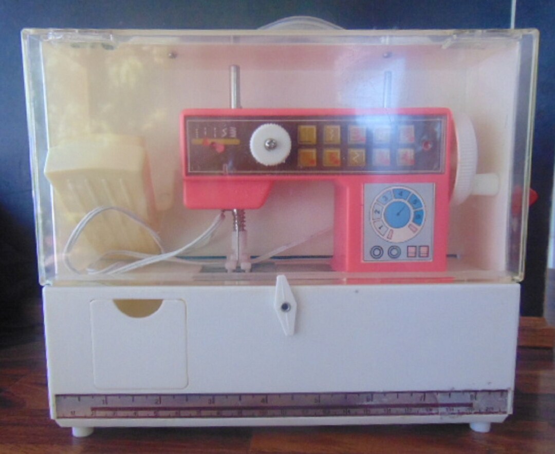 Vintage AWESOME 60's/70's Toy Plastic Sewing Machine in Display Case ...