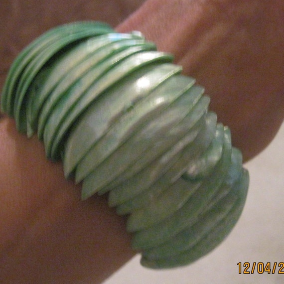 Vintage GORGEOUS Sea Green Layered Shell Stretch Brac… - Gem