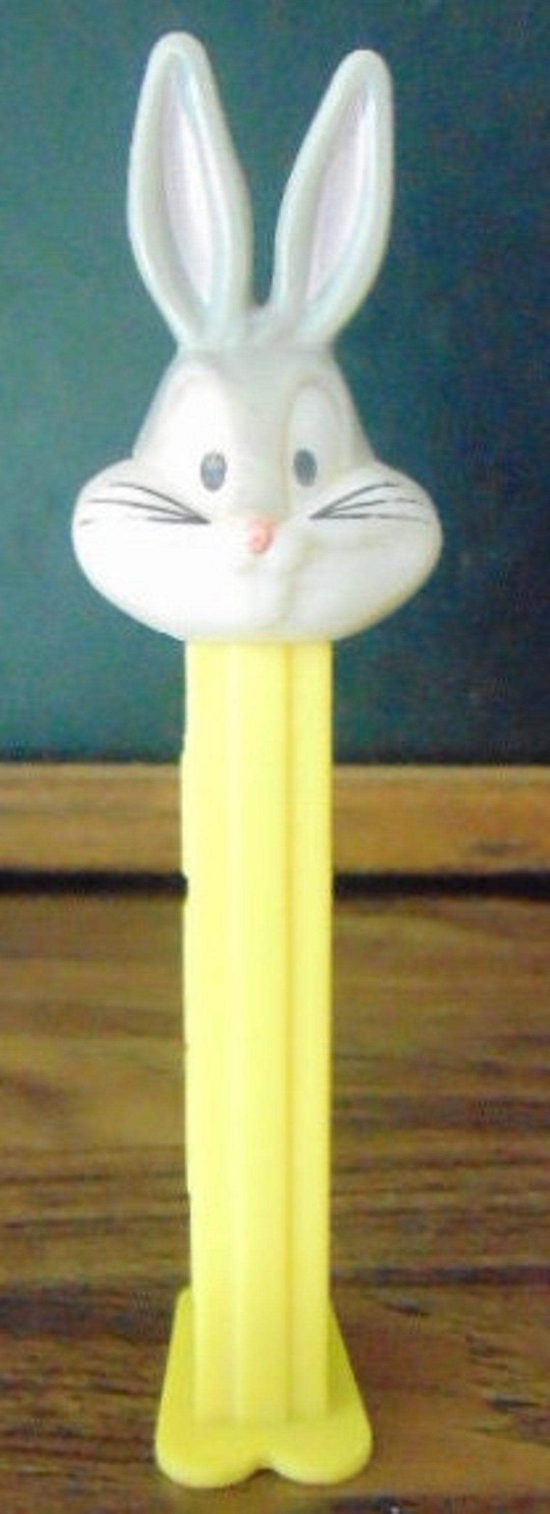 AWESOME & CUTE Vintage Bugs Bunny Pez Dispenser....80's or 90's...kids ...