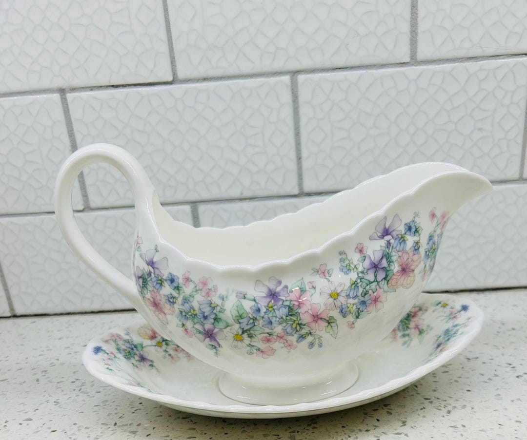 Lovely Vintage Wedgwood Angela Gravy Boat With an Under Plate. Fluted ...