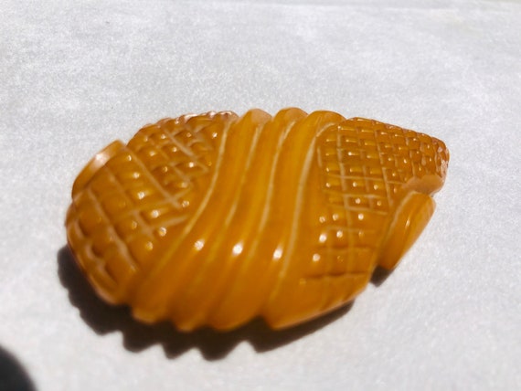 Butterscotch Bakelite Carved Dress Fur Clip Vintage 1… - Gem