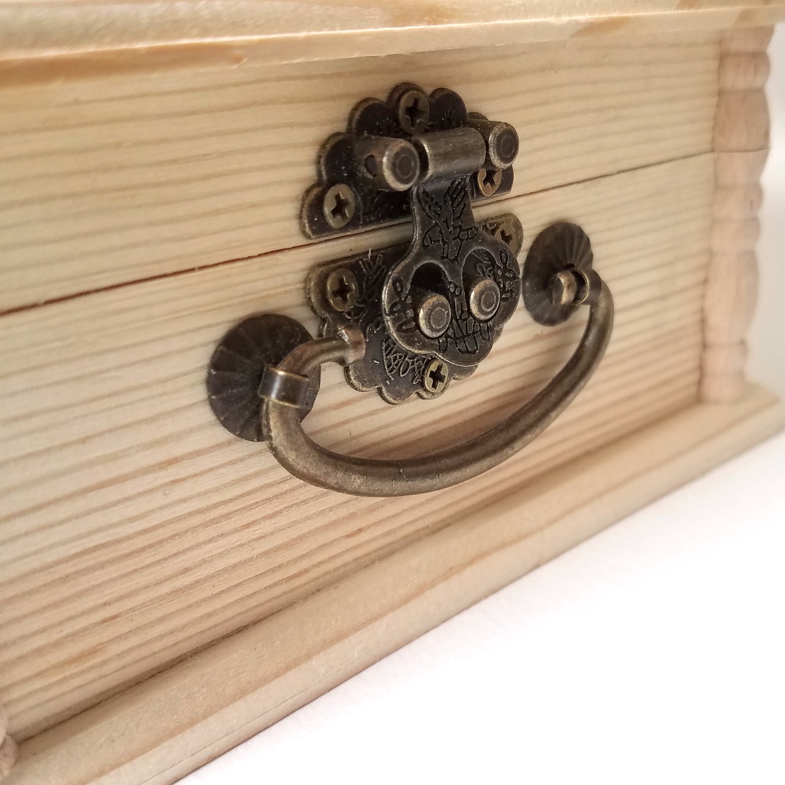 Custom Family Crest Latched Wooden Box : Free Engraved - Etsy