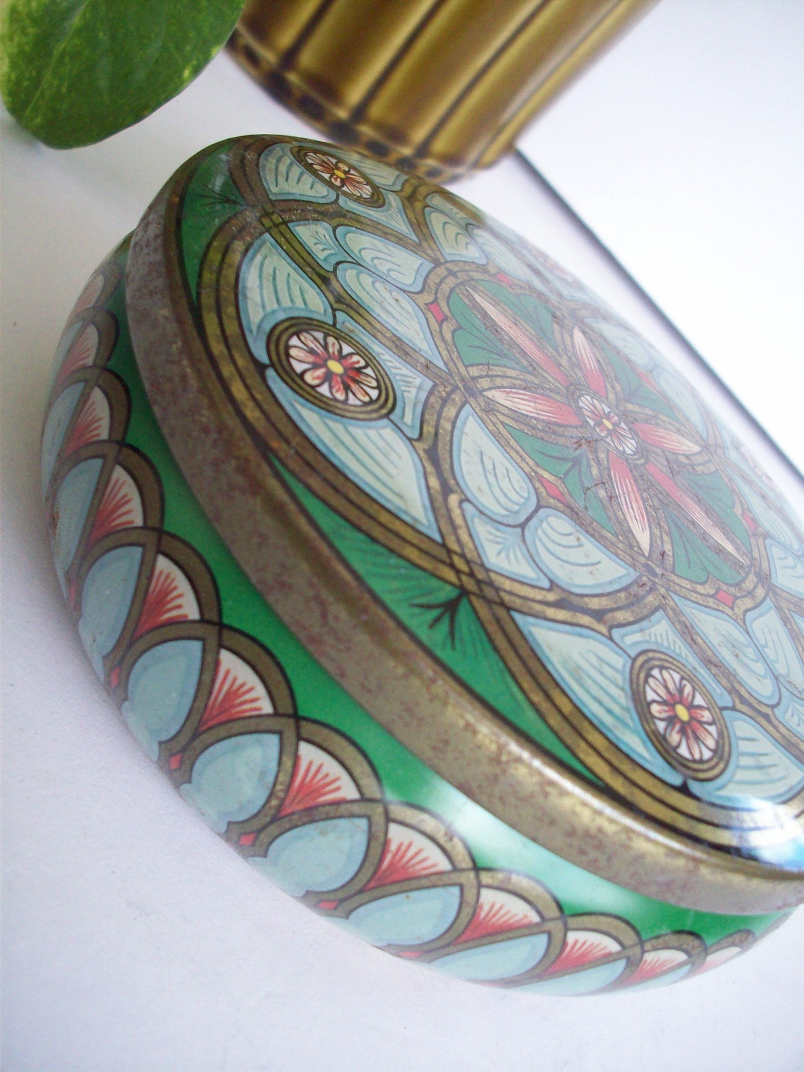 Pretty Vintage Round Tin / Storage Container With Colorful Circle ...