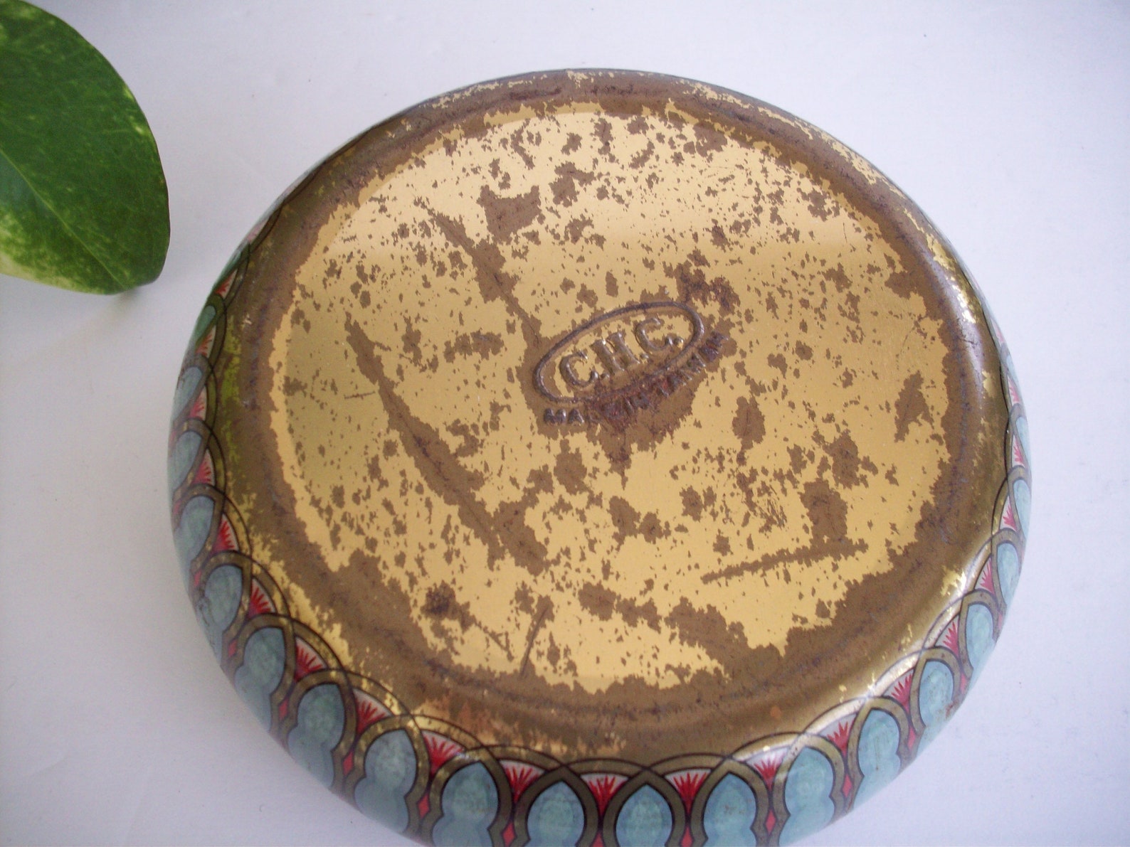 Pretty Vintage Round Tin / Storage Container With Colorful Circle ...