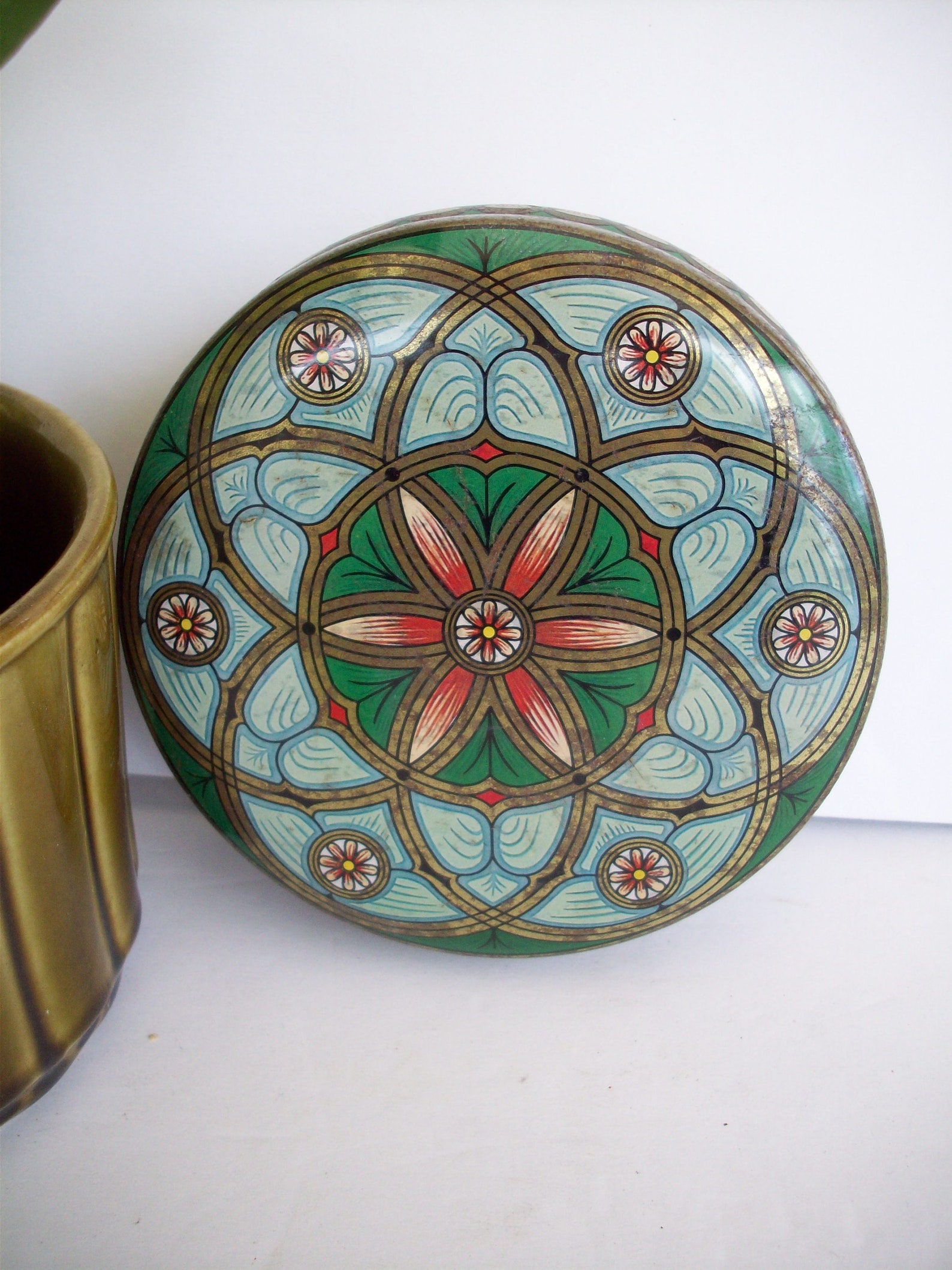 Pretty Vintage Round Tin / Storage Container With Colorful Circle ...