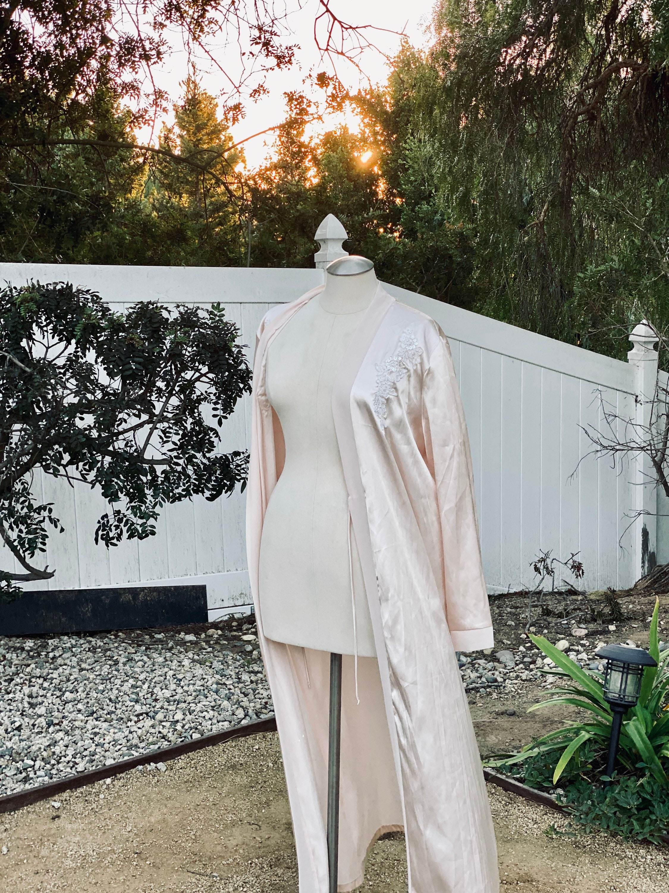 Vintage Muted Rose Pink Silky Floor-length Robe - Elegant Appliqué ...