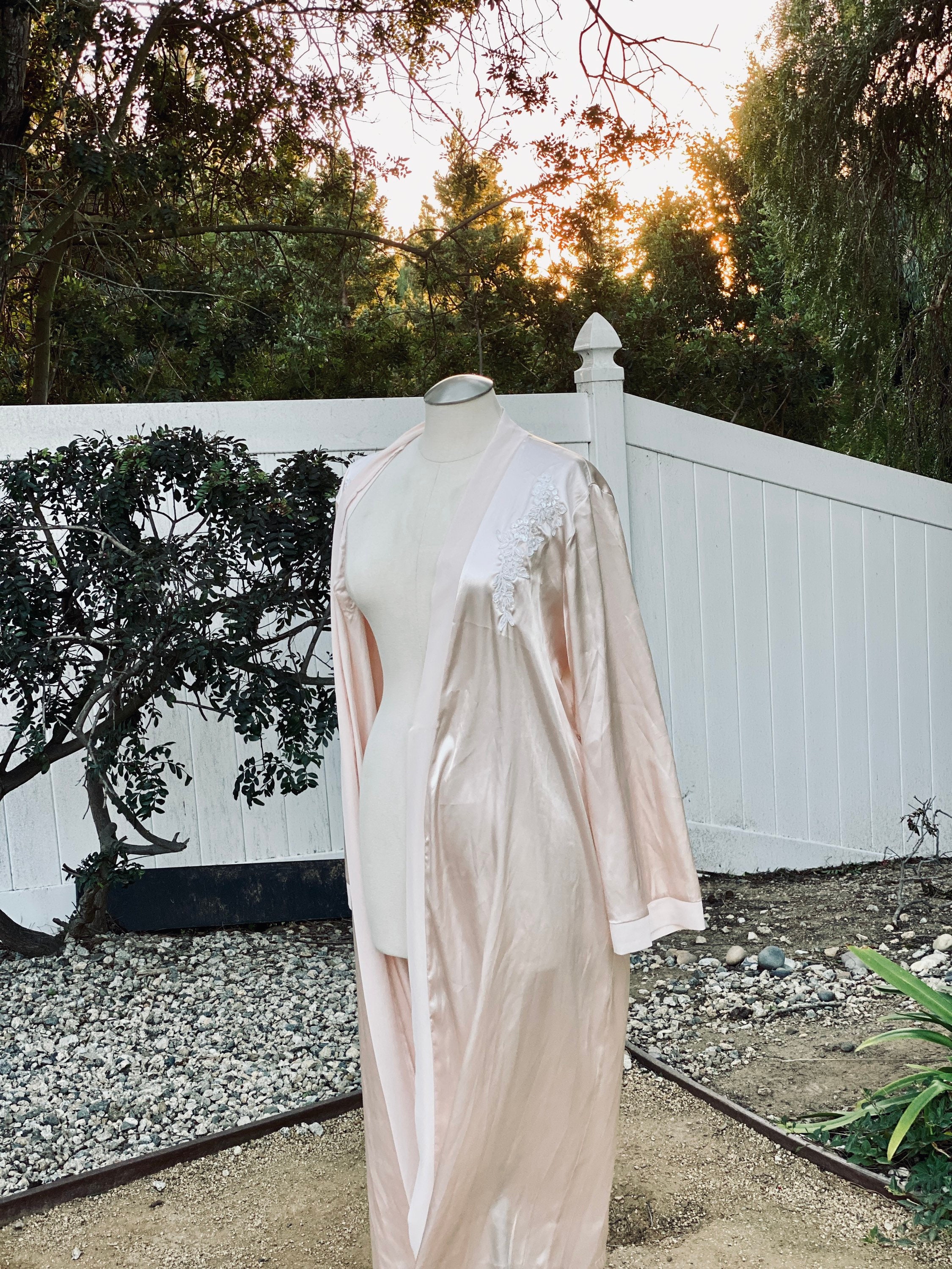 Vintage Muted Rose Pink Silky Floor-length Robe - Elegant Appliqué ...