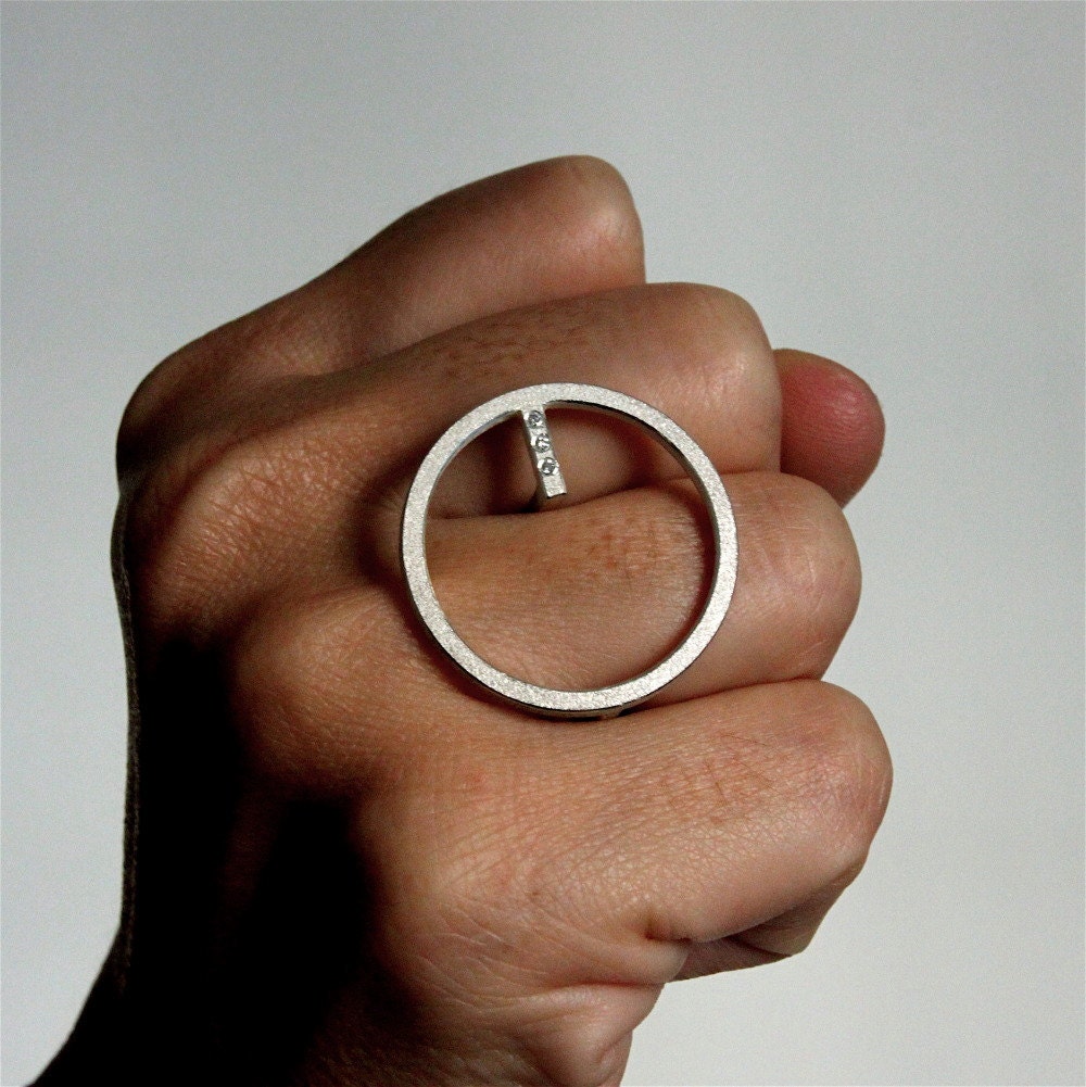 Ring O,Q in Sterling Silver With 3 Diamonds - Etsy
