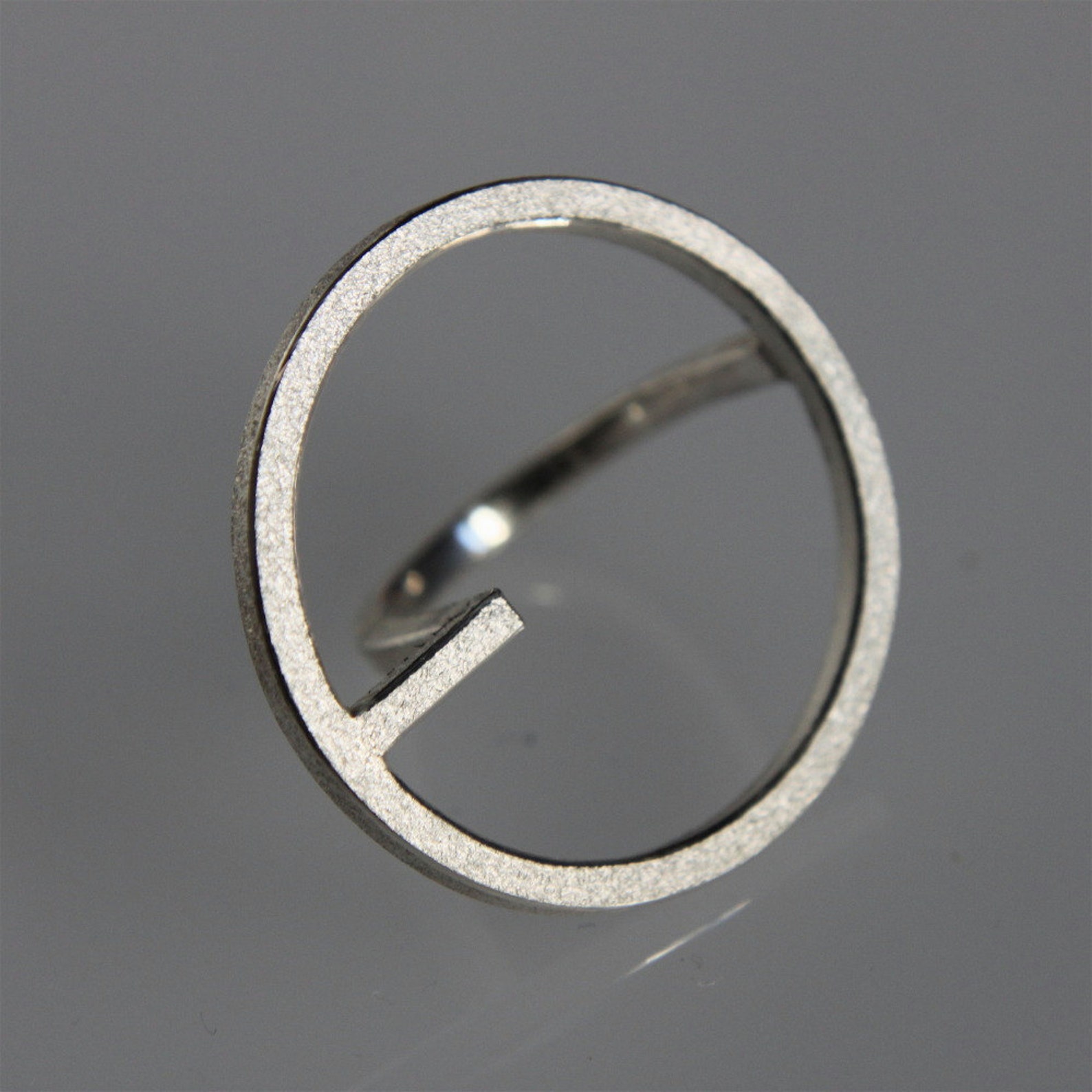 Anillo contemporáneo O,Q hecho a mano en plata - Etsy España