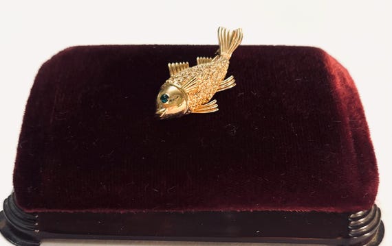 Crown Trifari Gold Textured Koi Fish Brooch - Gem