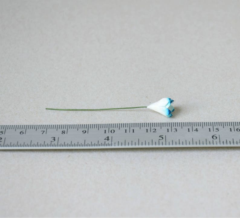 10 mm / 30 fiori di carta misti bianchi e blu, fiori di carta ...