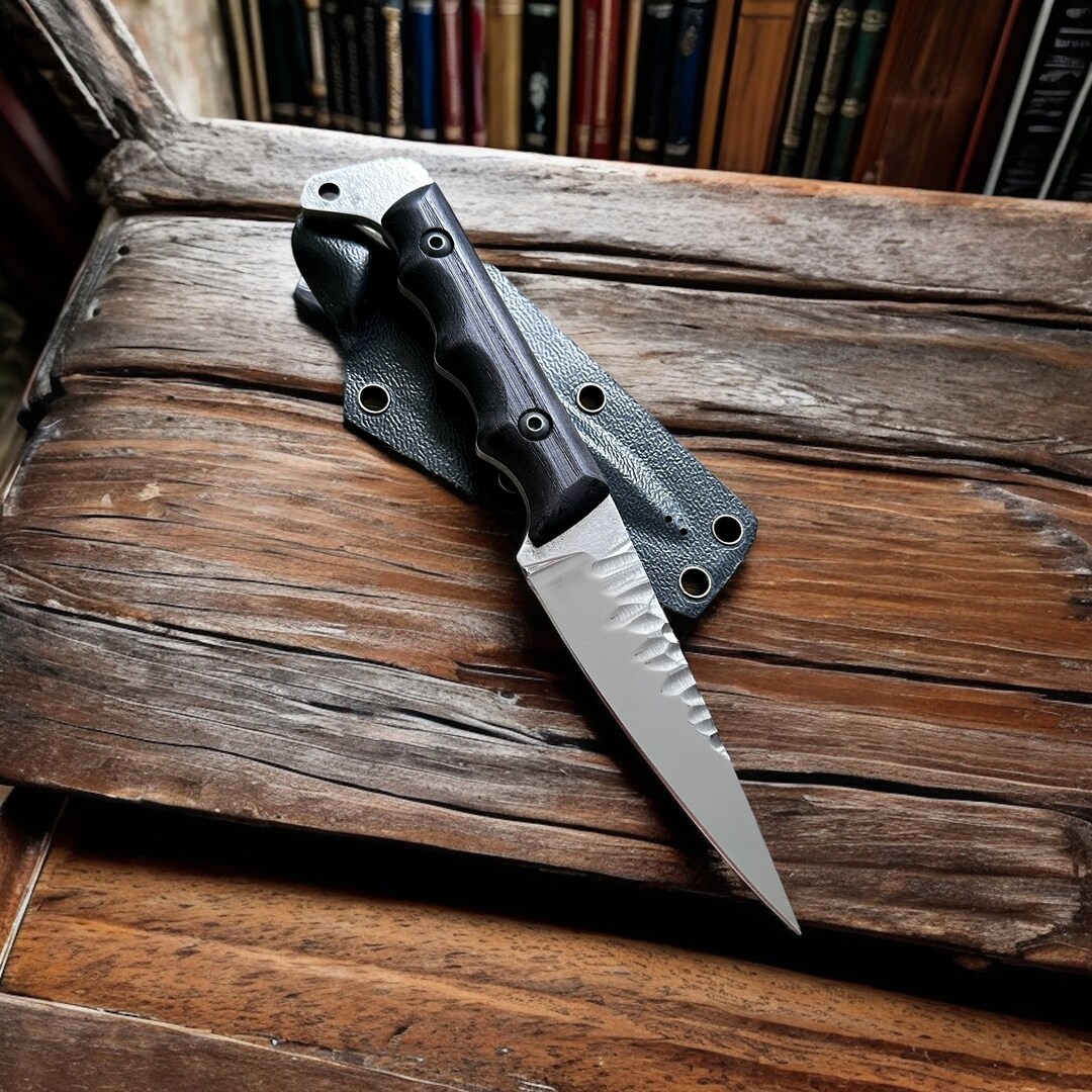 The Perfect Tactical Knife, a Small Folding Knife With a Kydex Sheath ...