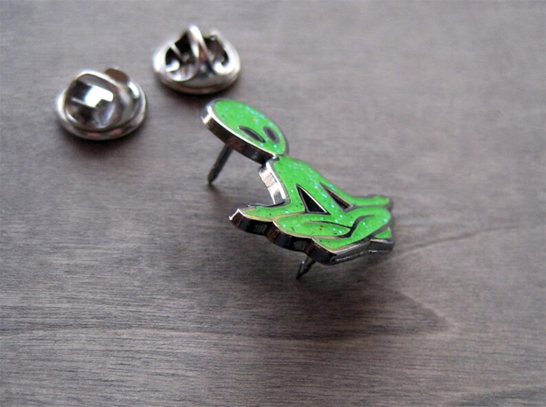 Alien Pin Alien Hat Pin Meditating Alien Alien Enamel Pin - Etsy