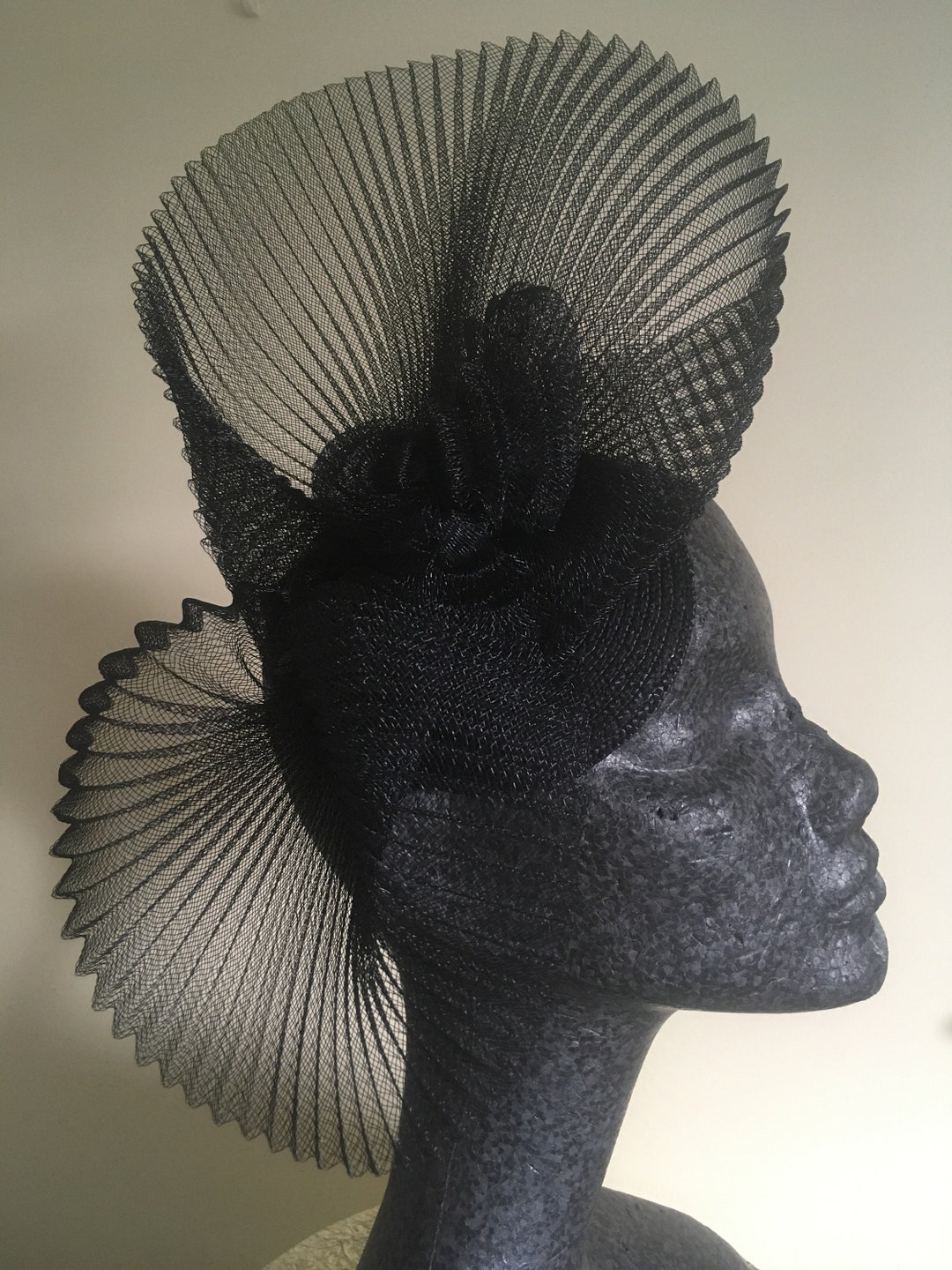 Tocado/tocado negro, sombrero de crinolina único de diseñador moderno ...