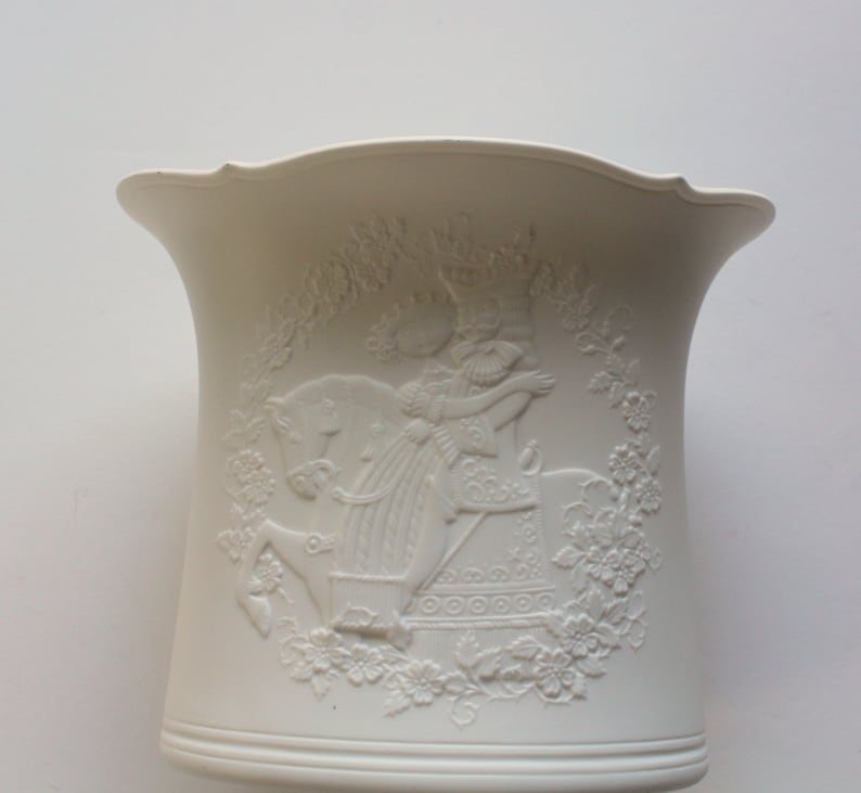 Vintage Kaiser White Bisque Porcelain King and Queen on A Horse Vase ...