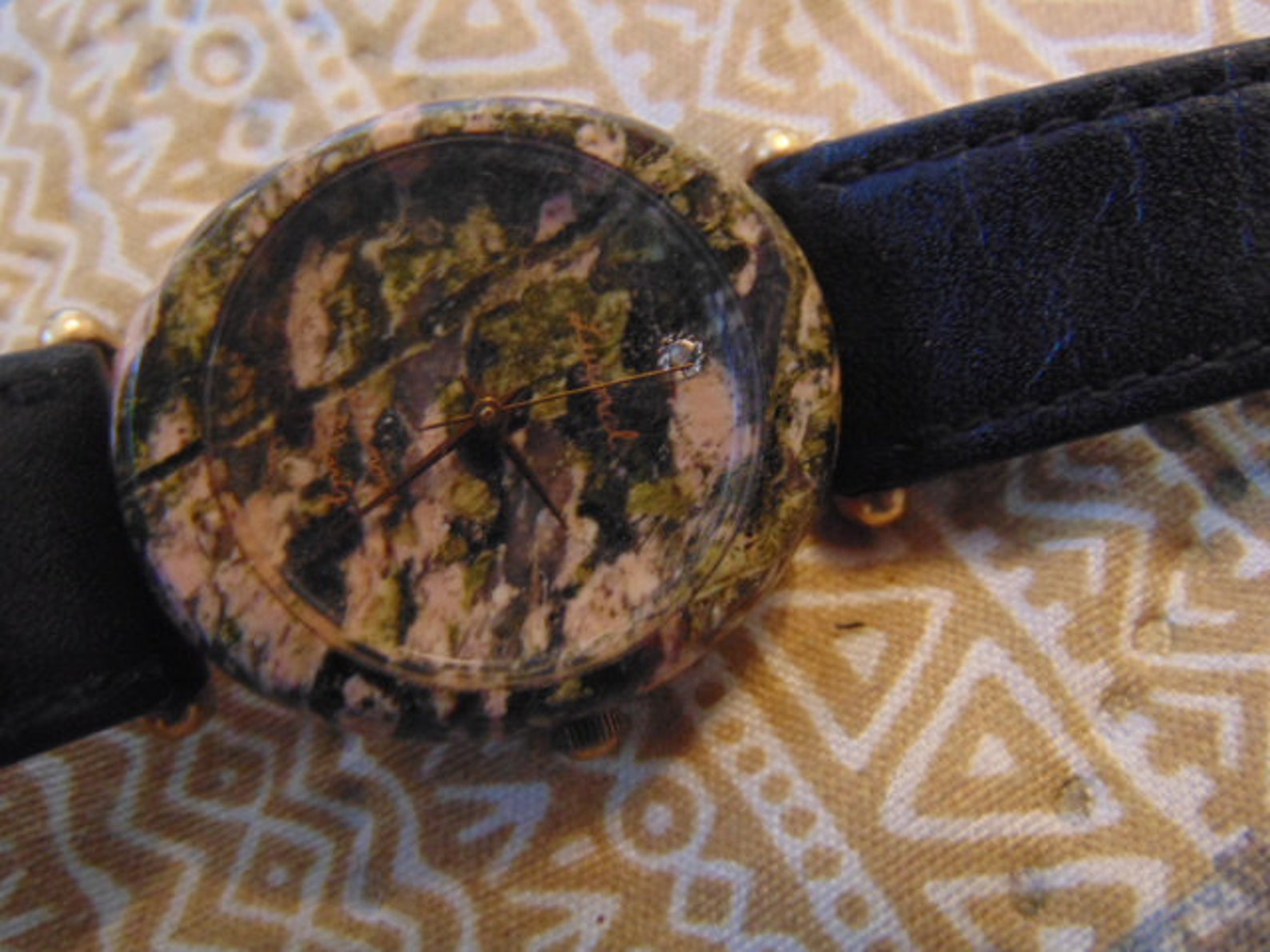 Unisex Fashion Lucoral Diamond Quartz Watch With Stone or Quartz Case ...