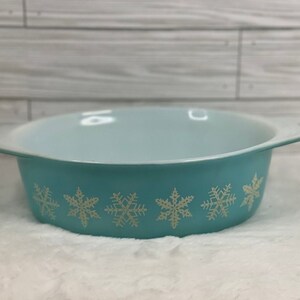 Pyrex Snowflake Oval 1.5qt Casserole White on Turquoise 043 With LID - Etsy