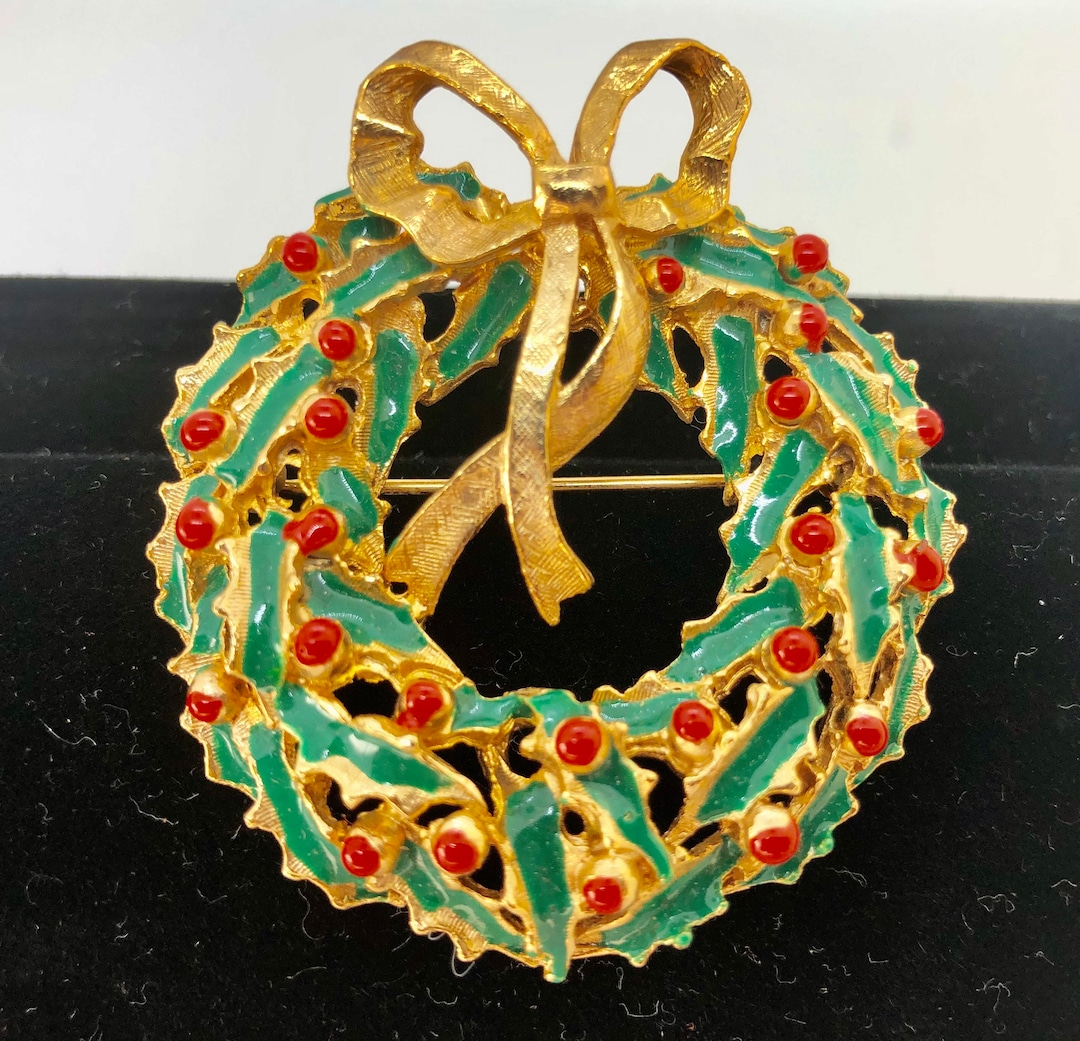 Vintage Christmas Holly Wreath Pin With Gold Tone Bow. 1980. Green and ...