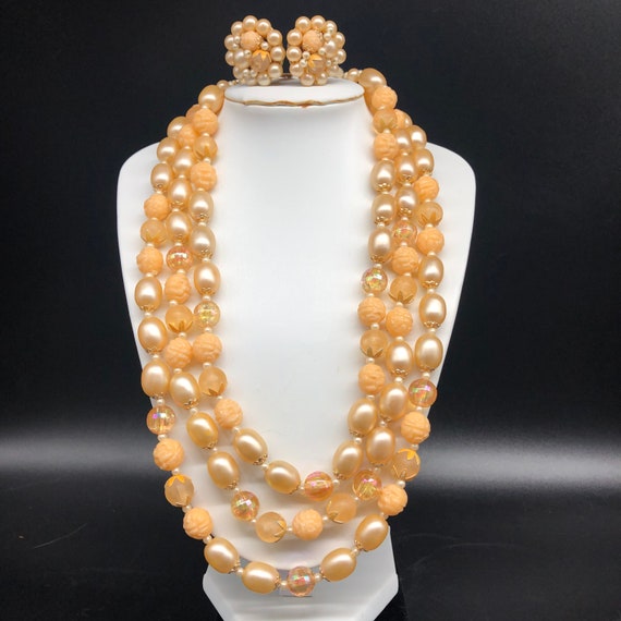 Vintage peach jewelry set, three strand graduated bea… - Gem