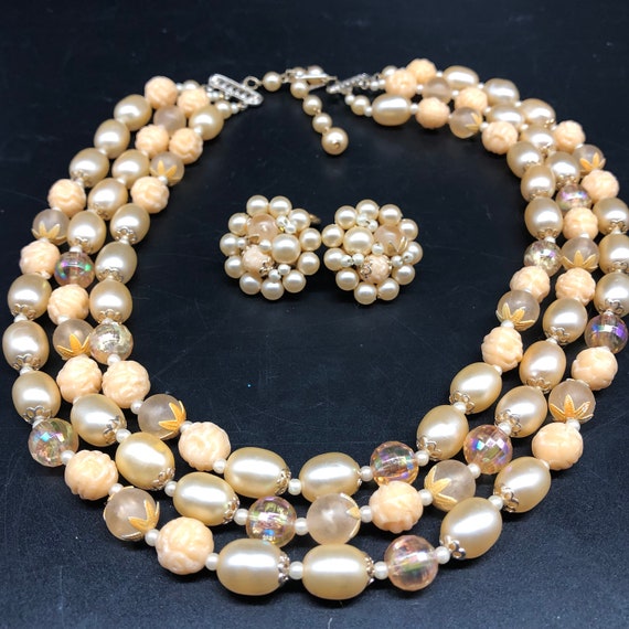Vintage peach jewelry set, three strand graduated bea… - Gem