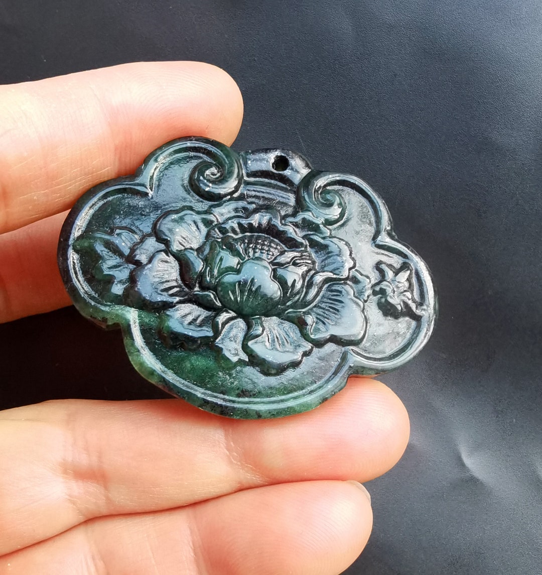 Charme de cadenas d'amour sculpté fleur, pendentif en pierre de jade ...