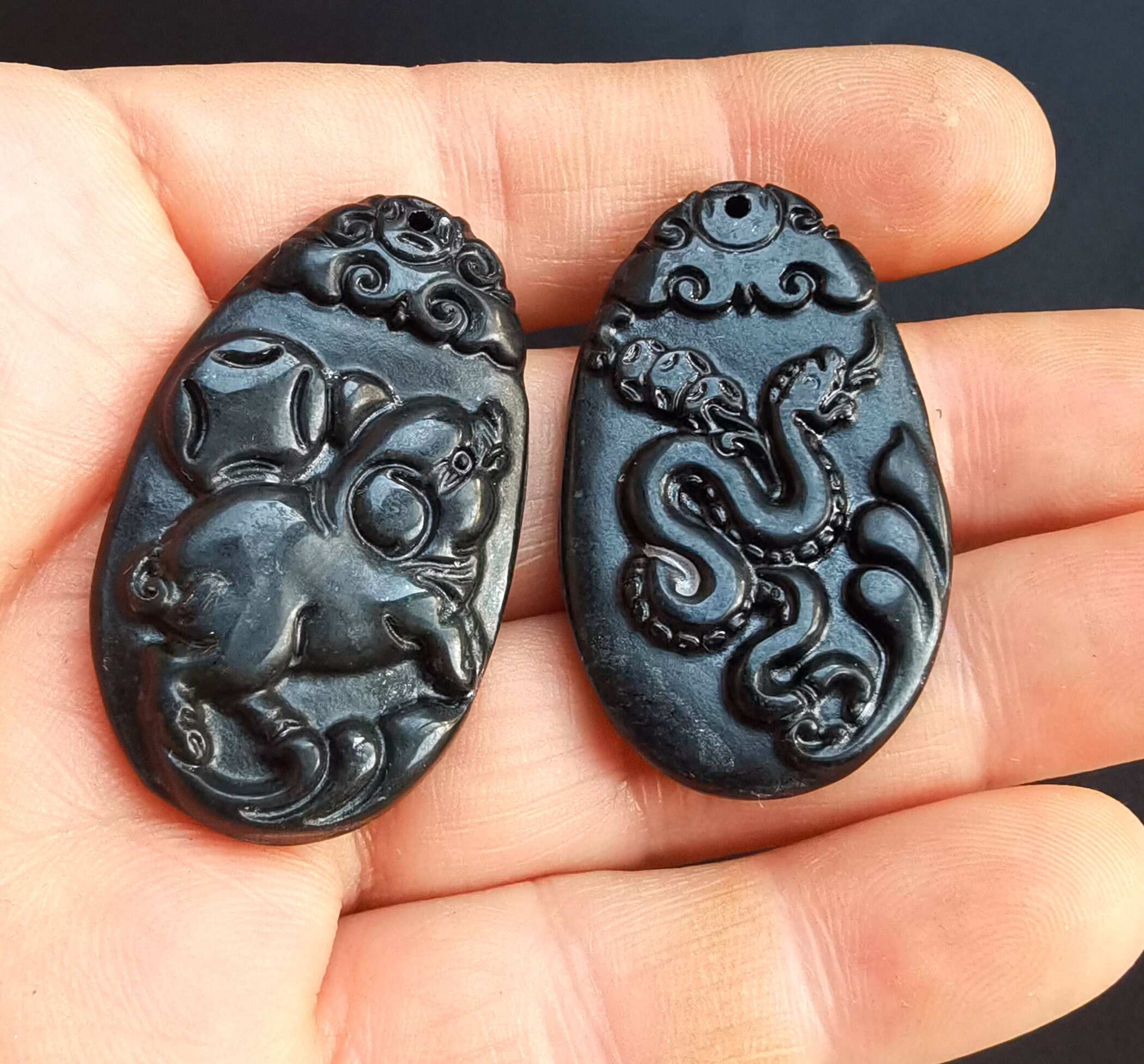 Colgante de piedra de jade negro natural del Zodiaco chino | Etsy
